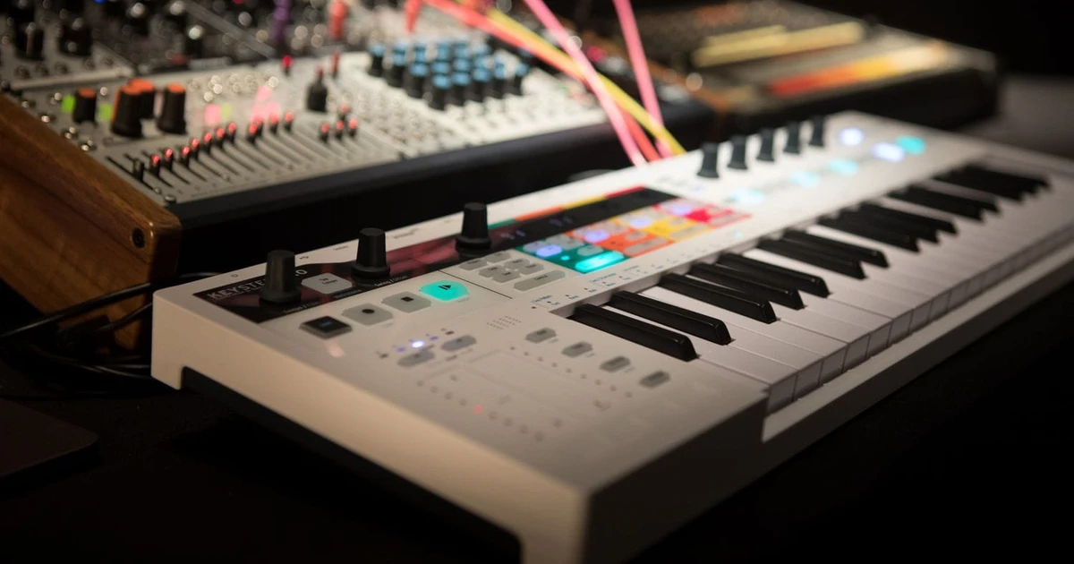 MIDI Controllers Vs MIDI Keyboards - Differences & Setup Guide